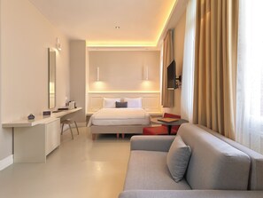 Deluxe Triple Suite, City View | Cofre no quarto, secretária 