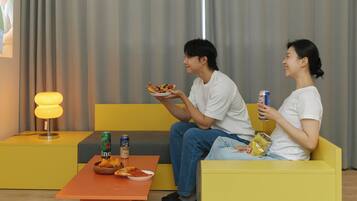 Quarto duplo luxo | Roupas de cama premium, escrivaninha, quartos à prova de som