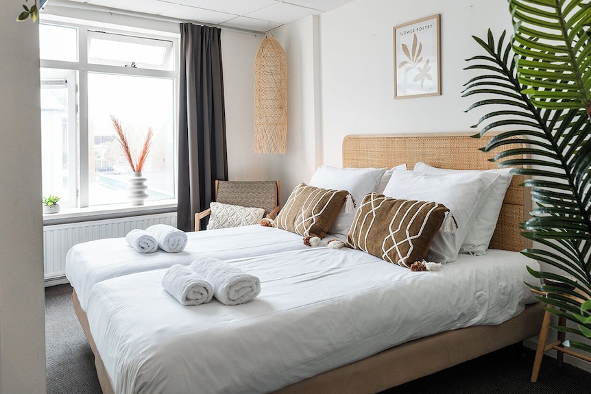 Geniet Van Een Ontspannen Verblijf In Zoutelande, Op Slechts 1 Minuut Lopen Van Het Strand. Deze Gezellige Kamer Voor 2 Biedt Comfort, Kustsfeer En Gemakkelijke Toegang Tot Duinen, Strandcafés En Mooie Fietsroutes. - Domburg