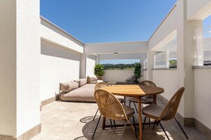 Two-Bedroom Apartment with Rooftop Terrace | Terraço/pátio interior