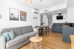 Apartamento, 1 quarto, varanda | Sala de estar | Televisor de ecrã plano de 50 polegadas com canais por cabo 