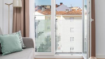 Apartamento conforto, 1 quarto, sacada | Área de estar | TV de tela plana 50 polegadas com canais a cabo