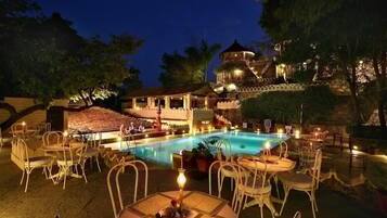 Fachada do alojamento (tarde/noite)