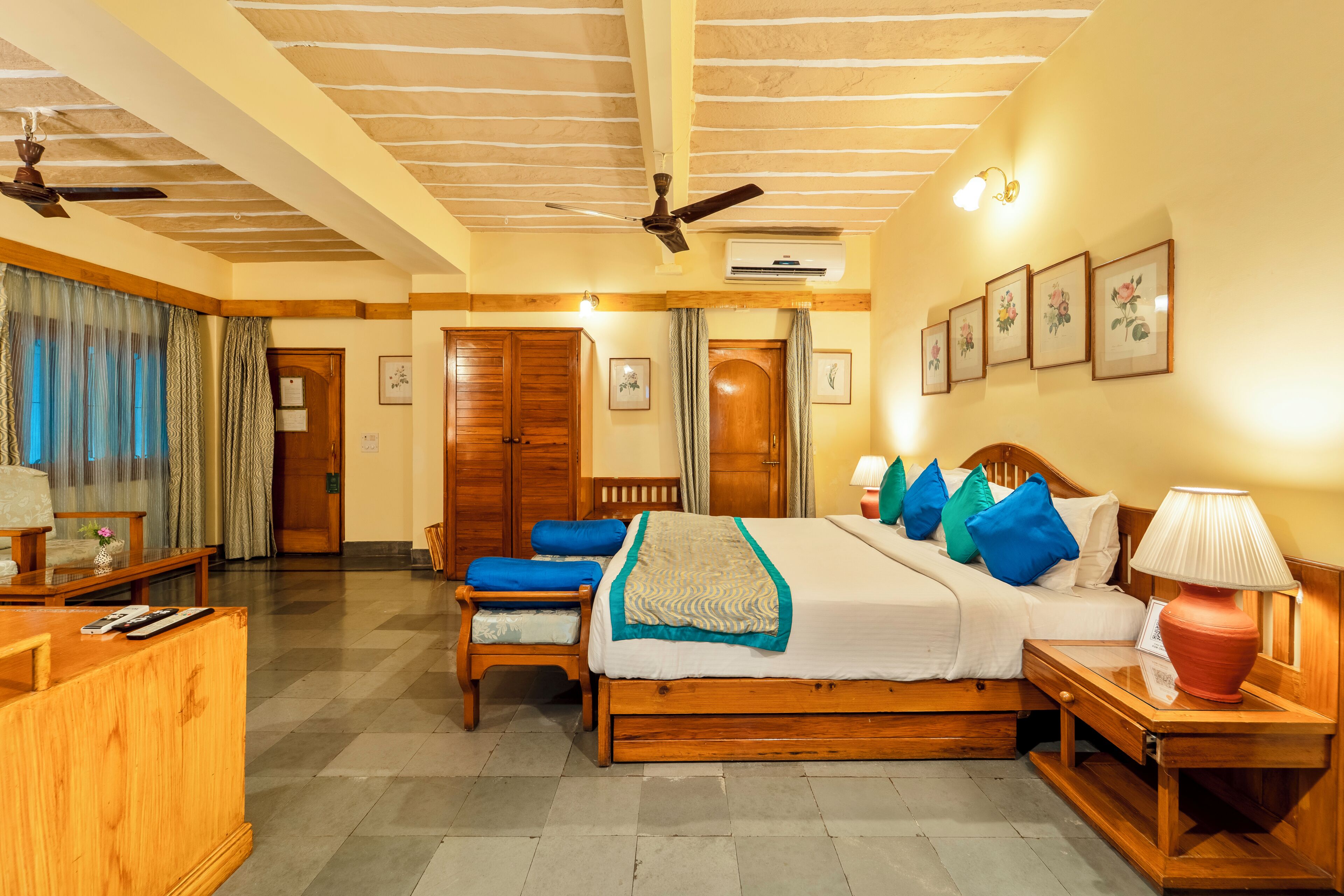 Quarto superior, sacada | Wi-Fi de cortesia, roupa de cama