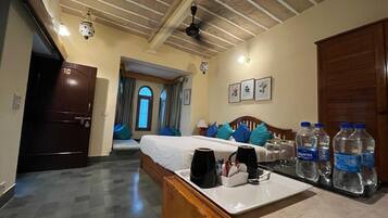 Quarto casal luxo, sacada, vista para a montanha | Wi-Fi de cortesia, roupa de cama