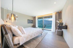 Quarto Deluxe, casa de banho privativa, vista para o lago | Minibar, secretária, Wi-fi grátis, com decoração personalizada