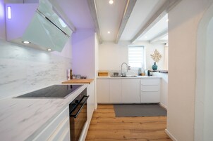 Apartamento Deluxe | Cozinha privada | Uma cafeteira/bule 