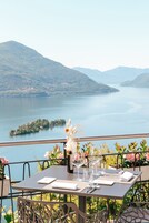 Pequenos-almoços, almoços, jantares servidos, com vista para o oceano 
