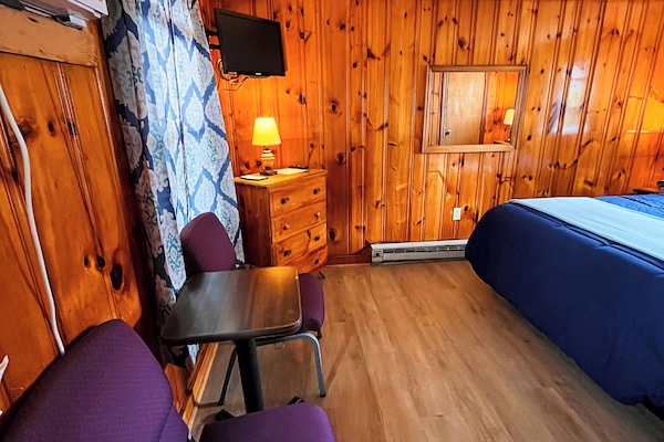 Quarto Standard | Com mobília individualizada, Wi-fi grátis, roupa de cama fornecida