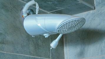 Secador de cabelo fixado no teto, com mangueira flexível, instalado em um ambiente revestido com azulejos.