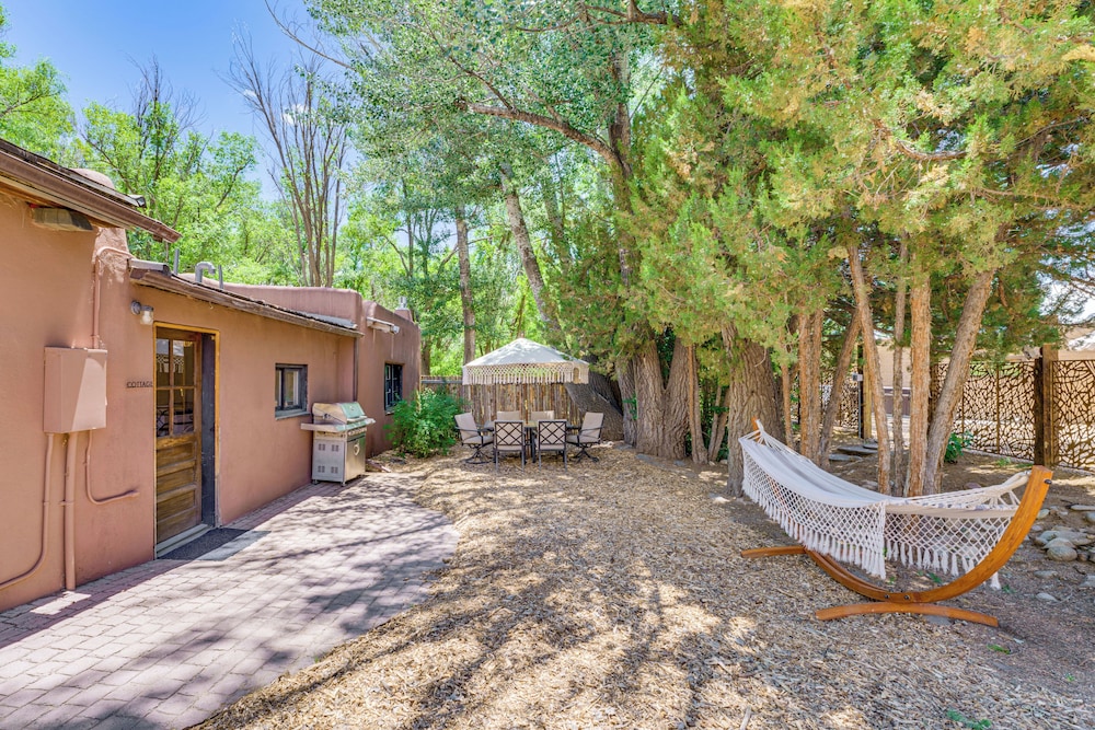 Mid-century Modern Taos Home W/ Hot Tub & Fire Pit - Taos, NM