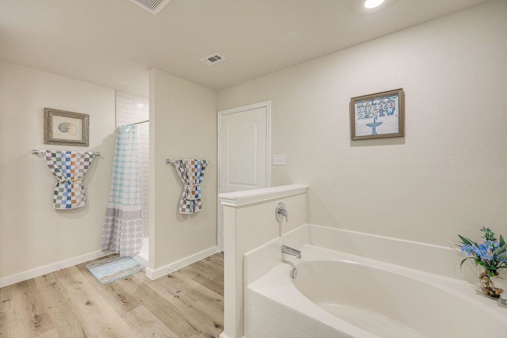 San Antonio Home W/ Fenced-in Yard: Steps To Park! - San Antonio, TX