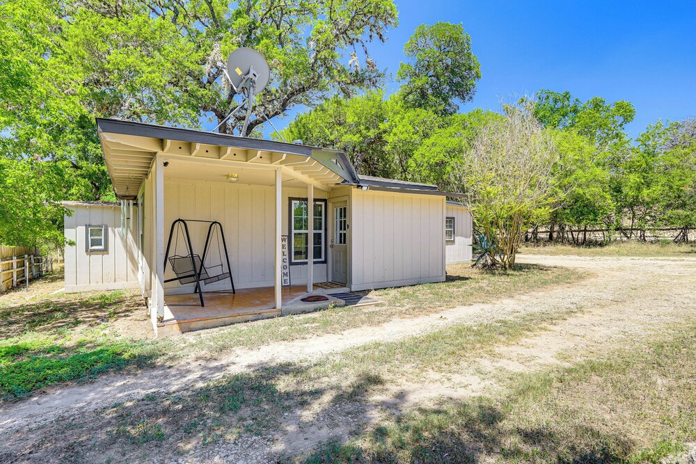Bandera Carriage House W/ Medina River Access! - Bandera, TX