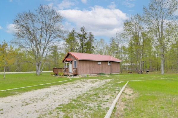 Cozy Onaway Vacation Rental W/ Deck & Fire Pit! - Cheboygan State Park, Cheboygan