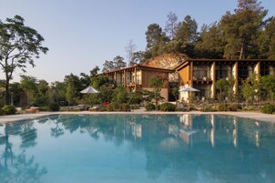 Piscina externa sazonal, guarda-sóis, espreguiçadeiras