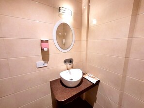 Quarto Quádruplo Deluxe, vários quartos | Casa de banho | Um polibã, roupões, chinelos, um bidé 