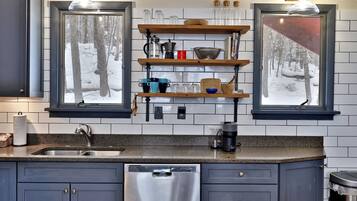 Casa, 4 quartos | Cozinha privada | Um frigorífico, um forno, uma cafeteira/bule, uma torradeira