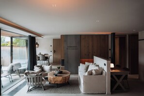 Suite Premium, piscina privativa, vista para o vale | Cozinha privada | Uma máquina de café expresso, uma cafeteira/bule, mesas de jantar 