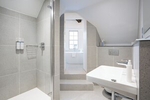 Executive One Bedroom Duplex Suite | Banheiro | Produtos de toalete biodegradáveis, secador de cabelo, toalhas de banho