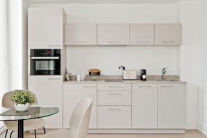 Duplex | Cozinha americana privada | Geladeira, micro-ondas, fogão, cooktop