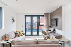 Apartamento | Sala de estar | Televisor LCD de 43 polegadas com canais digitais