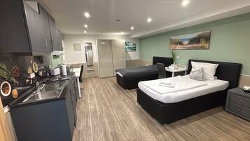 Classic double or twin room in the basement | Roupas de cama premium, camas Select Comfort, frigobar