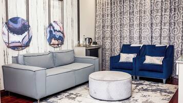 Suite Presidencial, vista para o lago | Sala de estar | Smart TV
