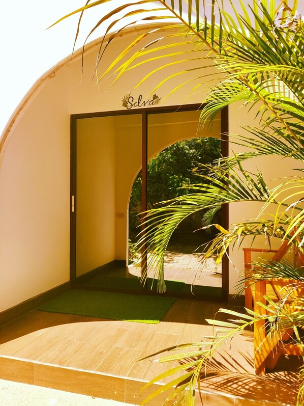 Uma entrada sinuosa com uma palmeira em primeiro plano.