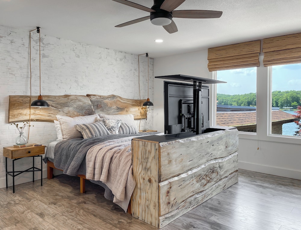 Moat House on Crown Lake - Horseshoe Bend | Vrbo