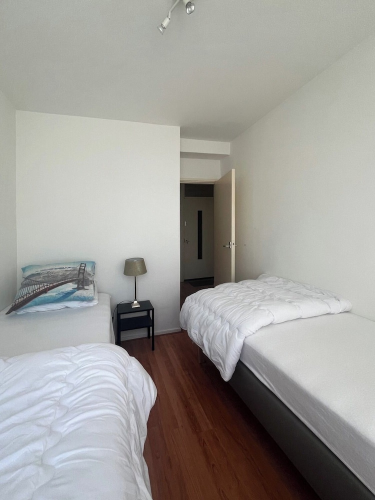 Appartement Dicht Bij Den Haag, Voorzieningen Dichtbij In Rustige Omgeving. -