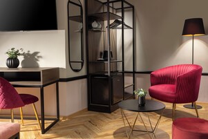 Quarto luxo | Edredons de pluma, escrivaninha, espaço de trabalho para notebook