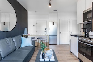 Apartamento, 3 quartos, casa de banho anexa | Sala | Televisor LED de 50 polegadas com canais digitais, livros