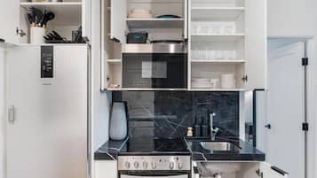 Apartamento, 2 quartos (Ensuite) | Cozinha privada | Geladeira grande, micro-ondas, fogão, cooktop