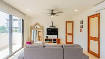 Apartamento Comfort, 2 quartos | Sala de estar | Televisor