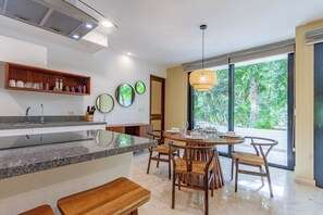 Apartamento Comfort, várias camas | Refeições no quarto