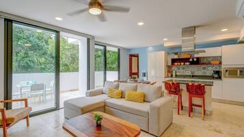 Apartamento Comfort, varanda | Sala de estar | Televisor