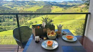 Café da manhã feito na hora grátis todos os dias
