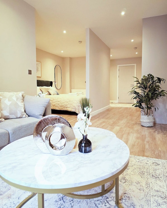 Elegant Escape: Prime Location & Gorgeous Interior - 리즈