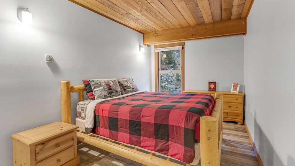 Champagne Powder Chalet! Best Ski In/Out at Big White. Sleeps up to ...