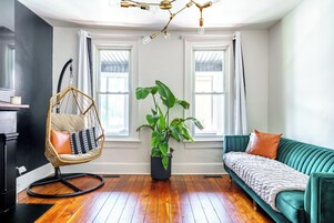 Casa luxo, 2 quartos, no canto | Área de estar | Smart TV 55 polegadas com canais digitais, Netflix, Hulu