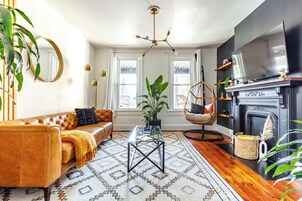 Casa superluxo, cozinha, no andar executivo | Área de estar | Smart TV 55 polegadas com canais digitais, Netflix, Hulu