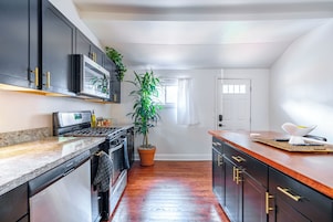 Casa luxo, 2 quartos, no canto | Cozinha privada | Máquina de café expresso, cafeteira/chaleira, geladeira grande