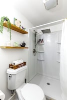 Casa de Luxo, cozinha, no piso executivo | Casa de banho | Um chuveiro fixo, artigos de higiene ecológicos, um secador de cabelo 