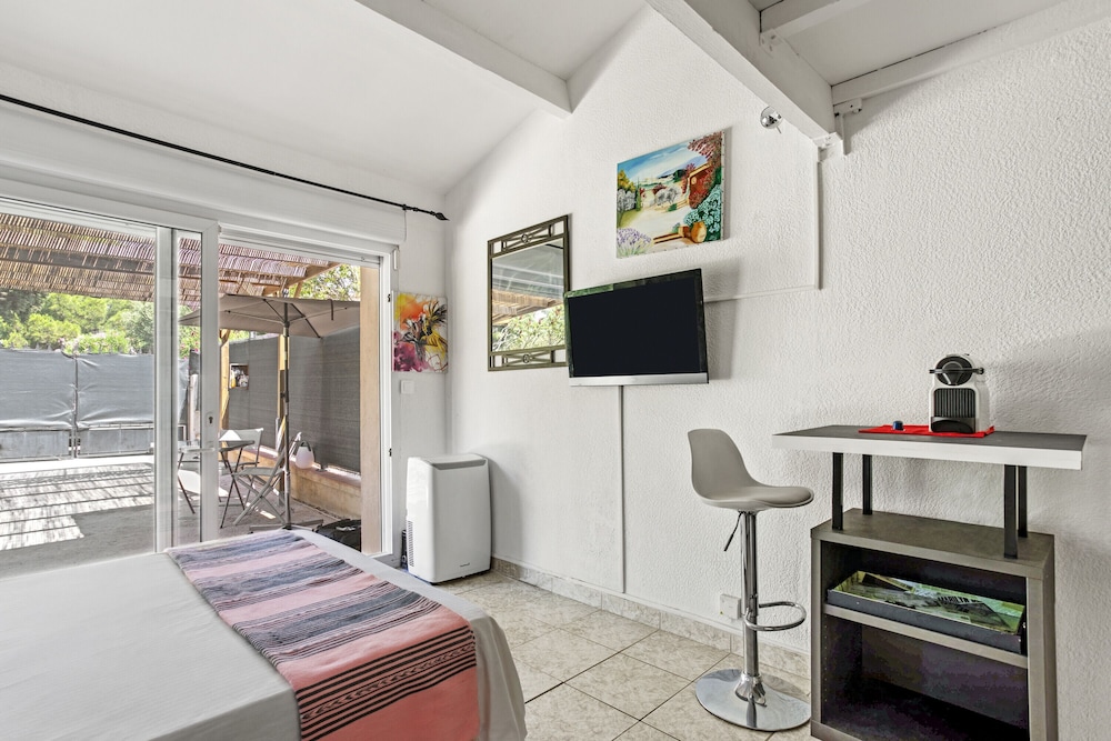Studio Appartement 'Pinède Romane Fréjus' Met Privé Terras En Privé Tuin - Saint-Aygulf