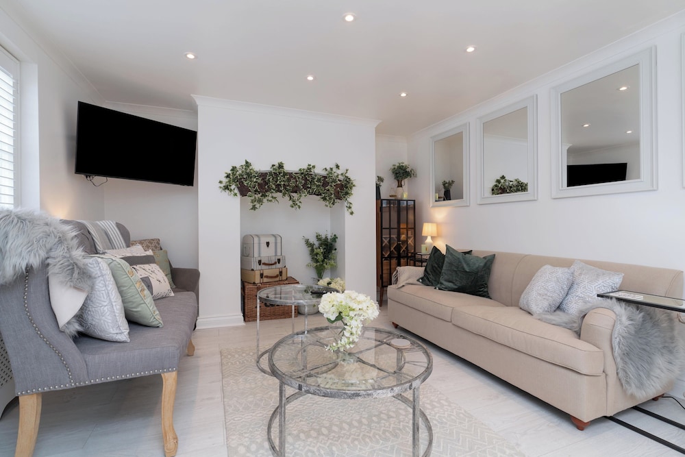 Central Apartment With Patio - Sofa Bed - Cheltenham