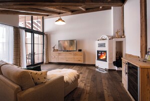 Apartamento de Luxo | Sala de estar | Televisor de ecrã plano de 55 polegadas com canais por cabo, lareira 