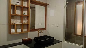 Ducha de hidromassagem, produtos de toalete grátis, secador de cabelo 