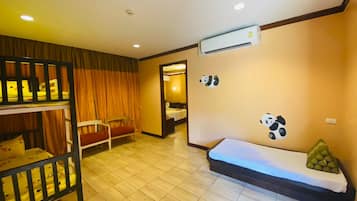 Quarto Familiar, não fumadores, vista para o jardim | Cofre no quarto, cortinas/cortinados opacos, Wi-fi grátis
