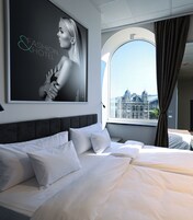 Quarto casal superior | Roupas de cama antialérgicas, cofres nos quartos, escrivaninha