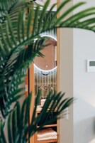 Casa de banho com um porta-toalhas, sanita e área de duche.
